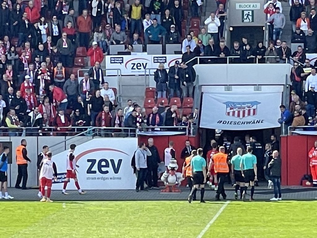 16 Monate nach FSV-Spiel gegen Essen: Zivilprozess gegen “Bierwerfer” - Radio Zwickau